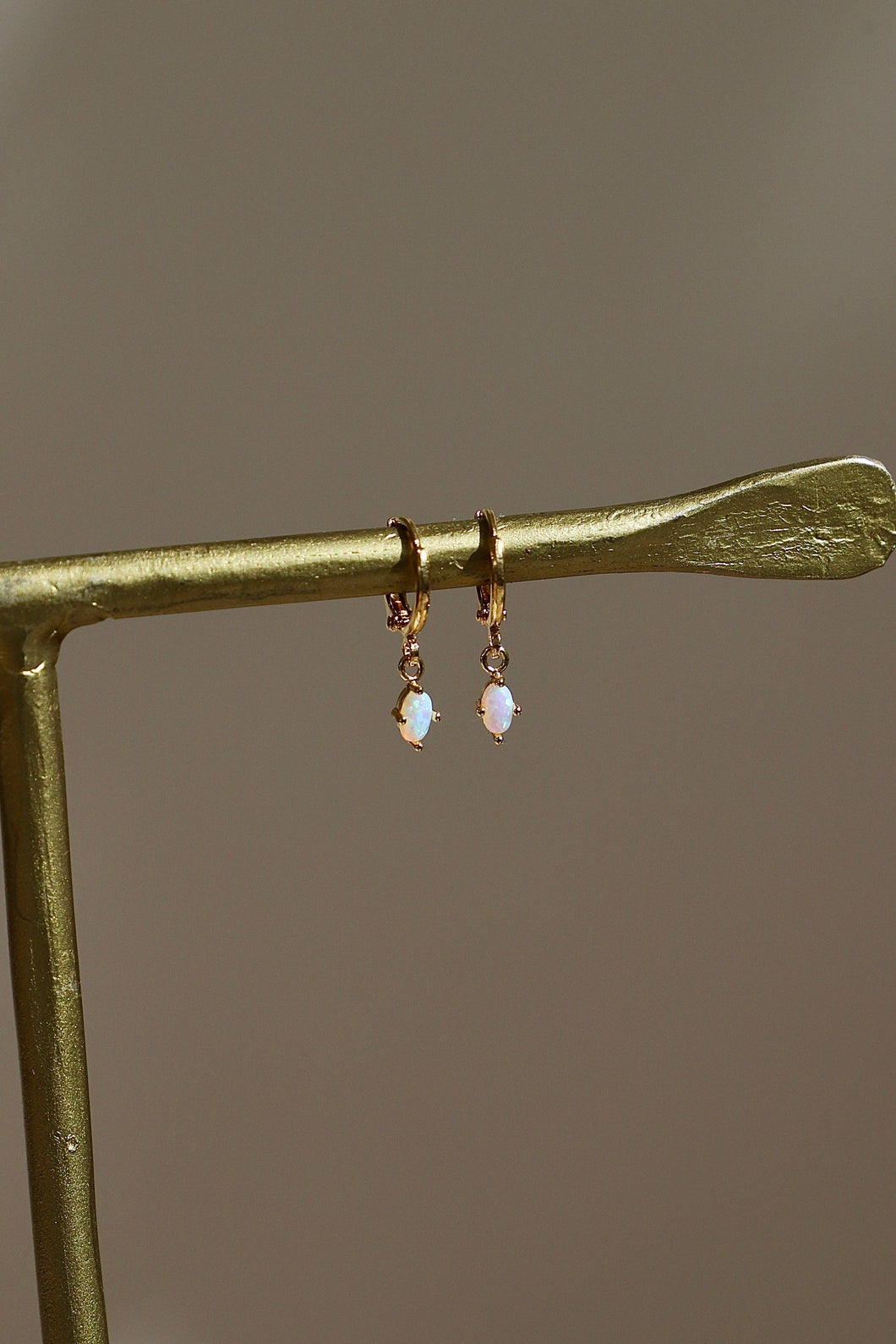 MINI OVAL OPALITE HUGGIES KW92 – Silly Daisy